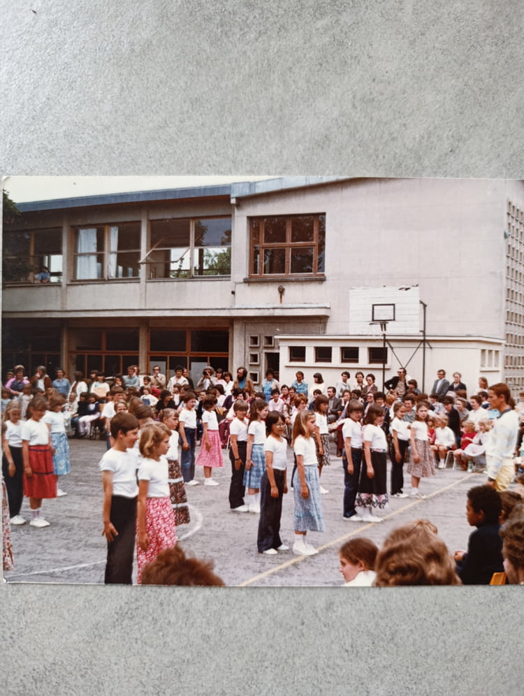 Photo de classe Spectacle de fin d année, classe de Mme Roberge de 1981 ...