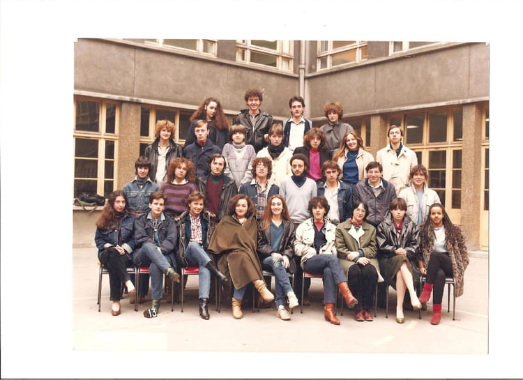 Photo de classe Terminale A4 de 1981, Lycée Racine - Copains d'avant