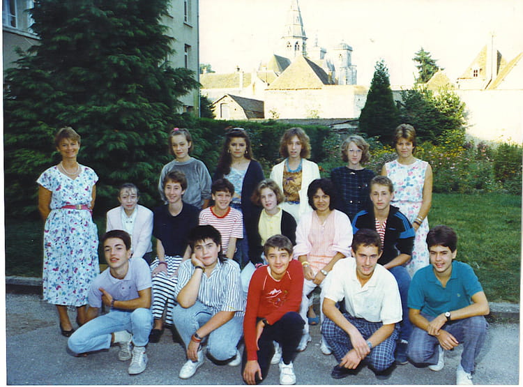 Photo de classe Classe de 4e de 1987, Ecole Saint Joseph (Semur En Auxois) - Copains d'avant