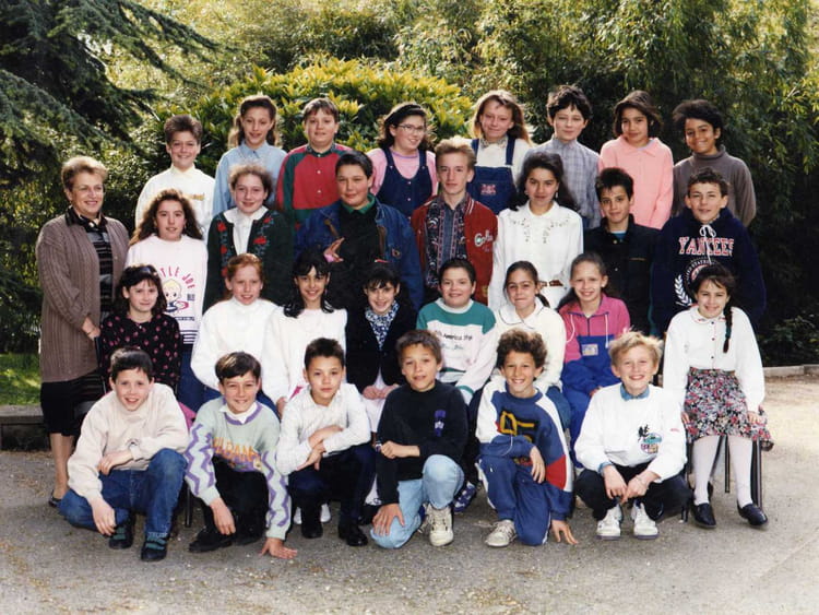 Photo de classe 6eme B de 1990, Collège Sainte-thérèse - Copains d'avant