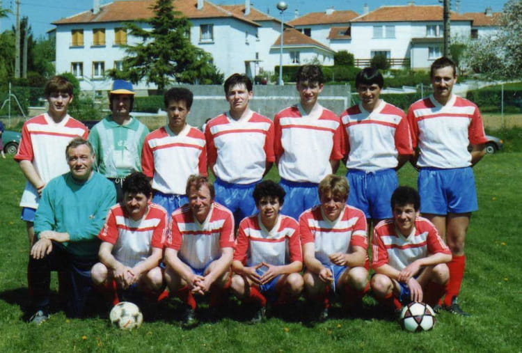 Photo de classe FC Mouzon C 1989/90 de 1990, FCM - Copains d'avant