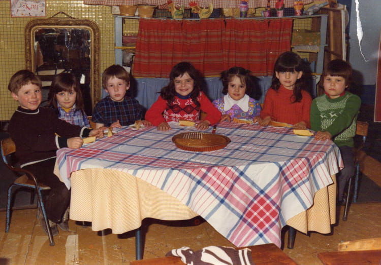 Photo de classe Petite ou moyenne section maternelle de 1977, ECOLE ...