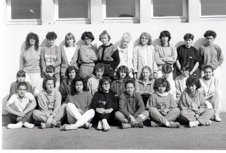 Photo de classe Groupe volley filles terminales G et autres de 1987 ...