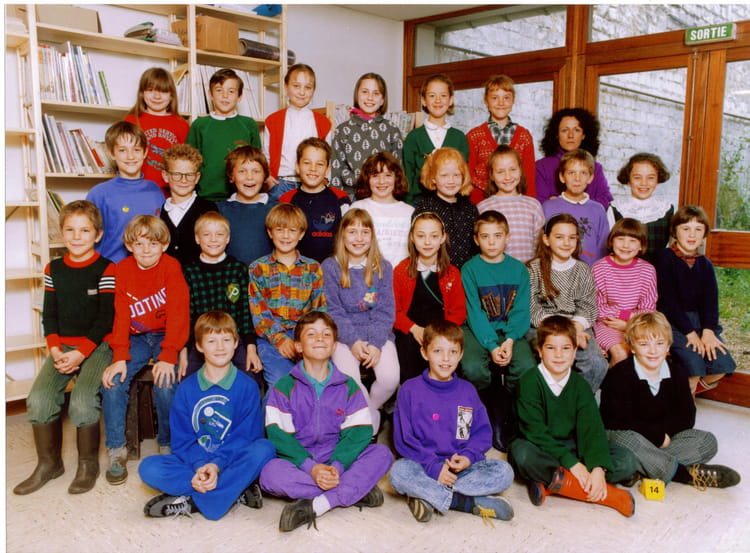 Photo de classe CE2 de 1988, ECOLE NICOLAS ROLAND - Copains d'avant
