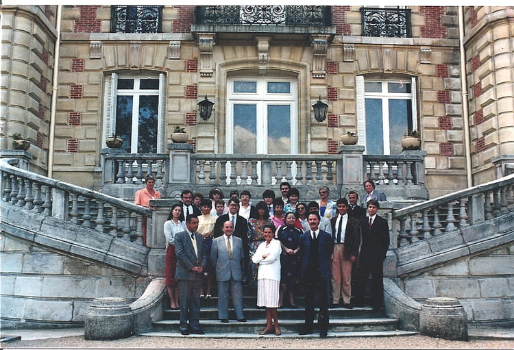 Photo de classe L'équipe POM devant le chateau de 1986, Paris Outre Mer ...