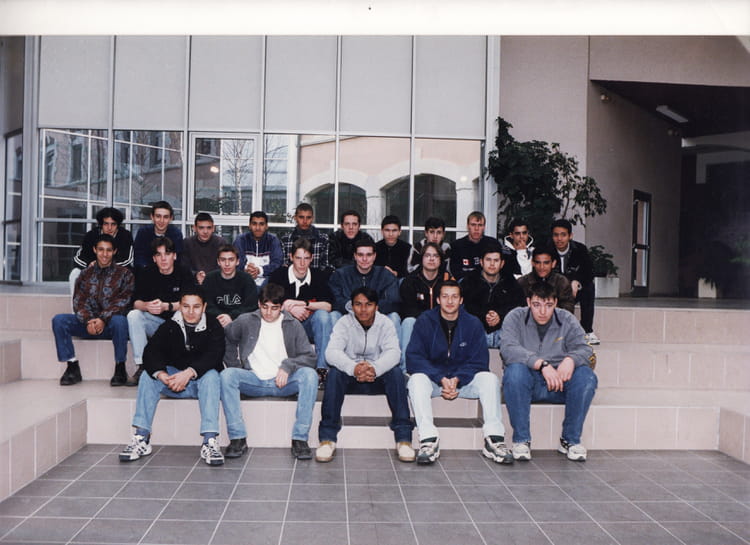 Photo de classe Seconde et terminale professionnelle electrotechnique de 1998, Lycée ...