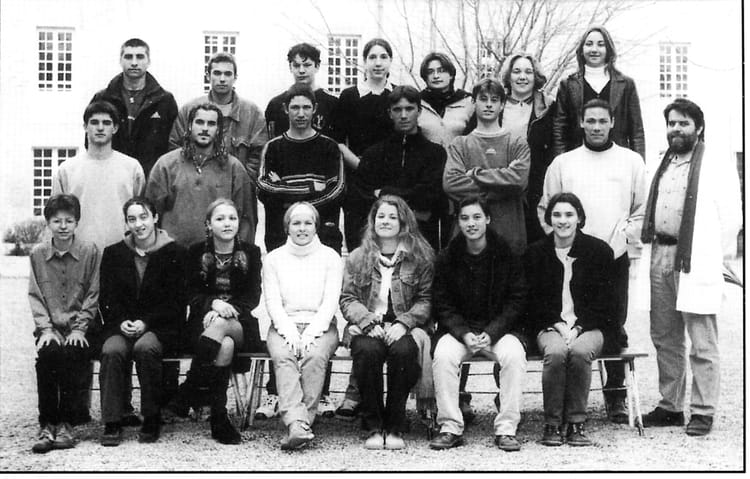Photo de classe Terminale S2 de 2000, LYCEE SAINTE URSULE - Copains d'avant
