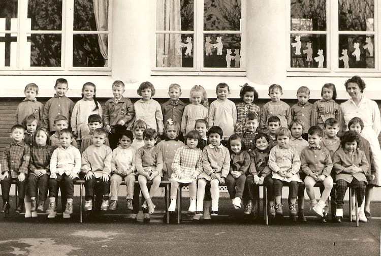 Photo de classe 1963-1964...Classe Enfantine (dans l'Ecole de Filles ...
