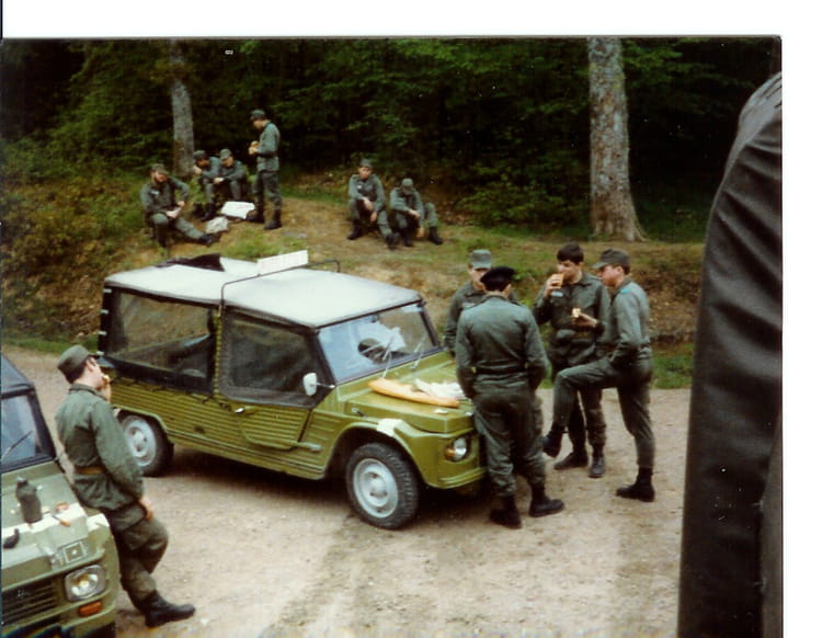 Photo de classe Ecole de conduite en VL mai 1983 de 1983, 7ème Régiment ...