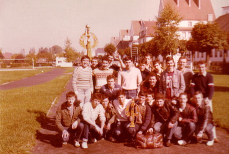 Photo de classe C'est la quille de 1981, 6°rcs - Copains d'avant
