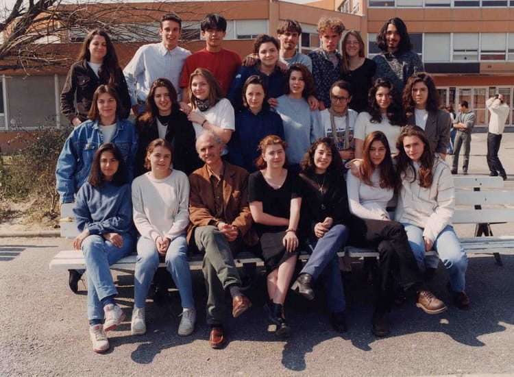Photo de classe 1°1 de 1995, Lycée Toulouse-lautrec - Copains d'avant Photo de classe 1°1 de 1995, Lycée Toulouse-lautrec - Copains d'avant