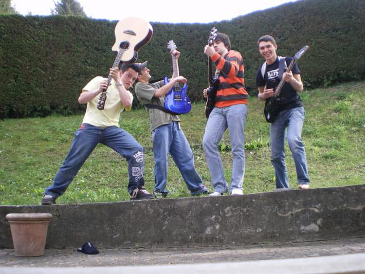 Photo de classe The caves music de 2006, Lycée Professionnel Pierre ...