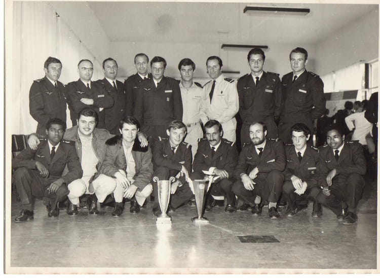 Photo de classe AU BATIMENT DU COLONEL PERON de 1972, Base Aérienne 181 ...