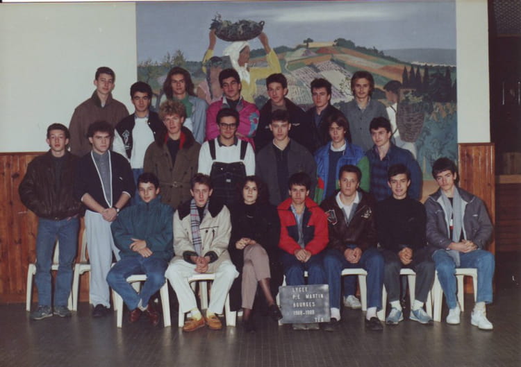 Photo de classe Terminale E B de 1988, Lycée Pierre-emile Martin - Copains d'avant