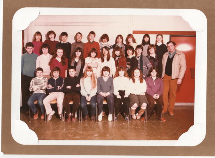 Photo de classe 3 ème 2 de 1981, Collège Terres Rouges - Copains d'avant