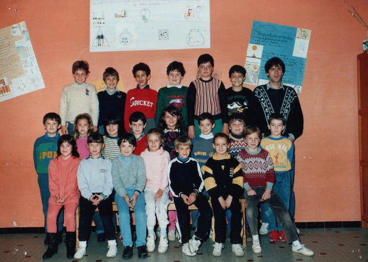 Photo de classe CE2 (1987-1988) de 1988, MALHOURTET - Copains d'avant