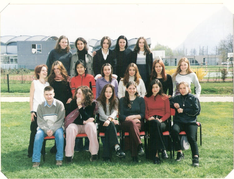 Photo de classe Terminale L1 de 2002, Lycée Pierre Beghin - Copains d'avant