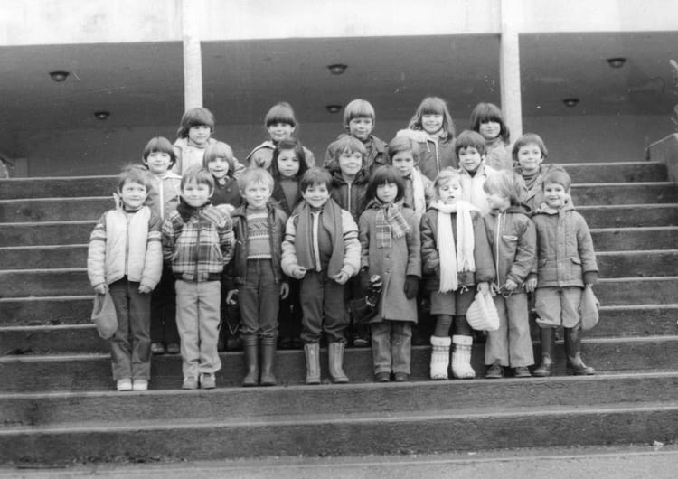 Photo de classe Cp de 1982, DE BURE - Copains d'avant Photo de classe Cp de 1982, DE BURE - Copains d'avant