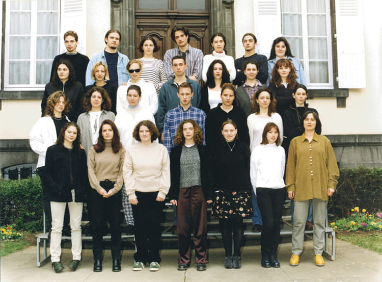 Photo de classe Terminale L1 de 1997, Lycée Monanges - Copains d'avant