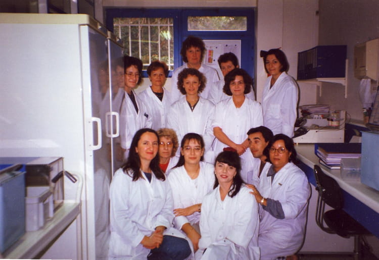 Photo de classe Labo de bactério 1998 de 1998, LABORATOIRE LBL ...
