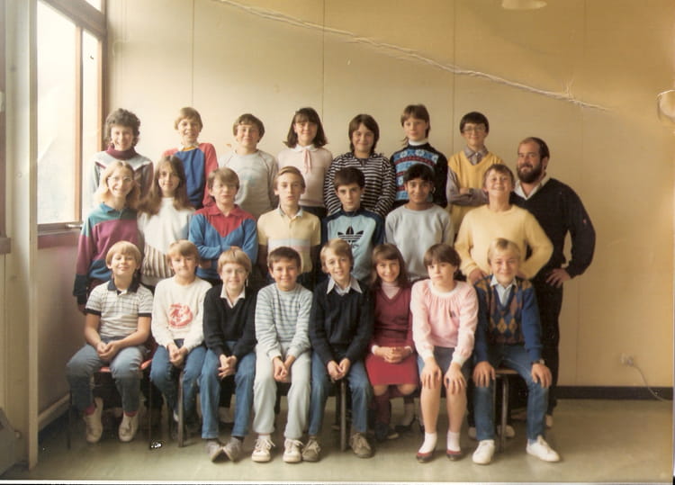 Photo de classe 6° de 1984, Collège Terres Rouges - Copains d'avant