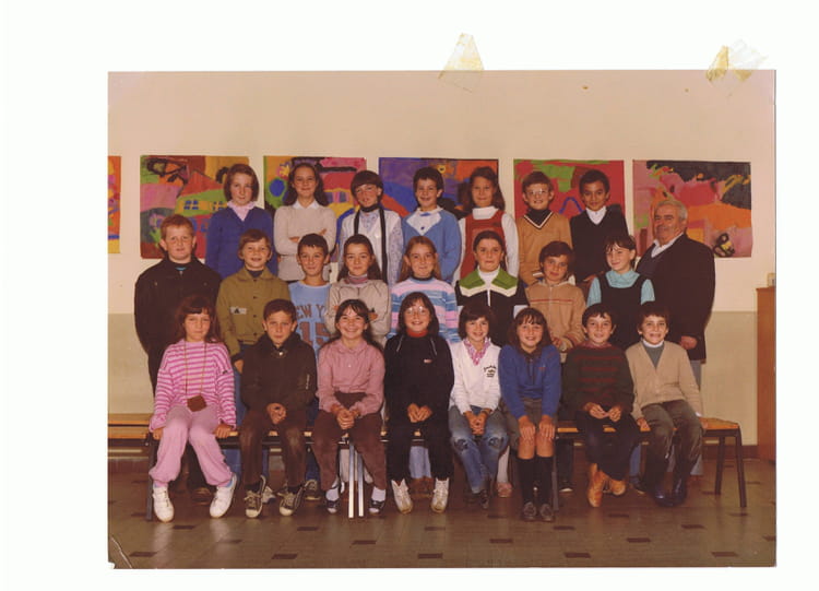 Photo de classe CM2 1981-1982 de 1981, ECOLE YVES AUFFRET - Copains d'avant