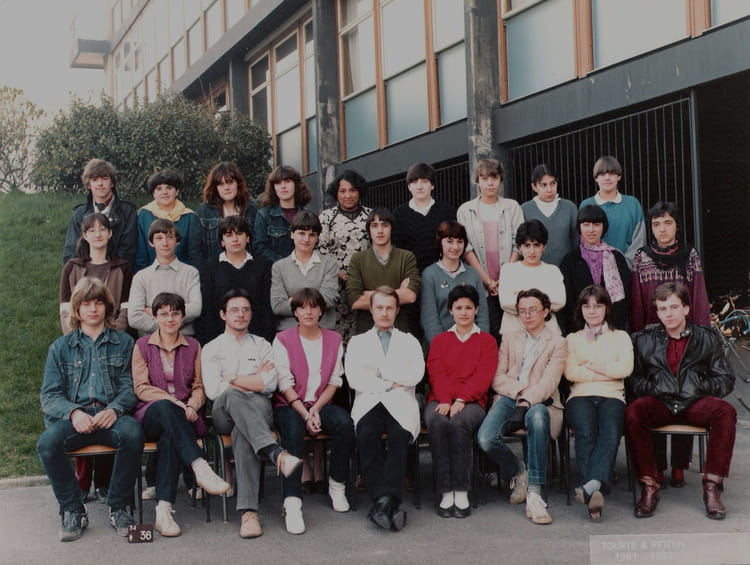 Photo De Classe 1ère A2 De 1981 Lycée Classique Et Moderne Mixte