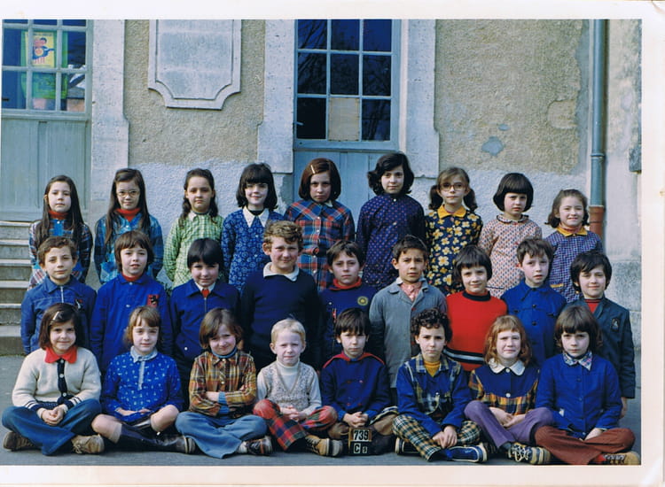 Photo de classe CE1 - CE2 de 1974, Ecole Primaire (Montignac Charente ...