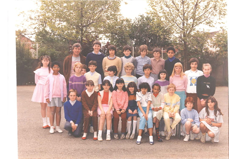 Photo de classe CM2 de 1983, ECOLE VICTOR HUGO - Copains d'avant
