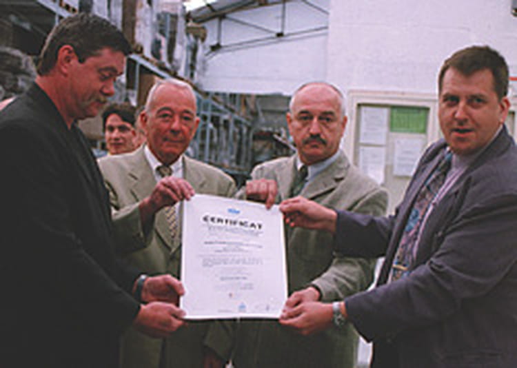 Photo de classe Certificat ISO 9002 le 04 juin 2000 de 2000, TUV ...
