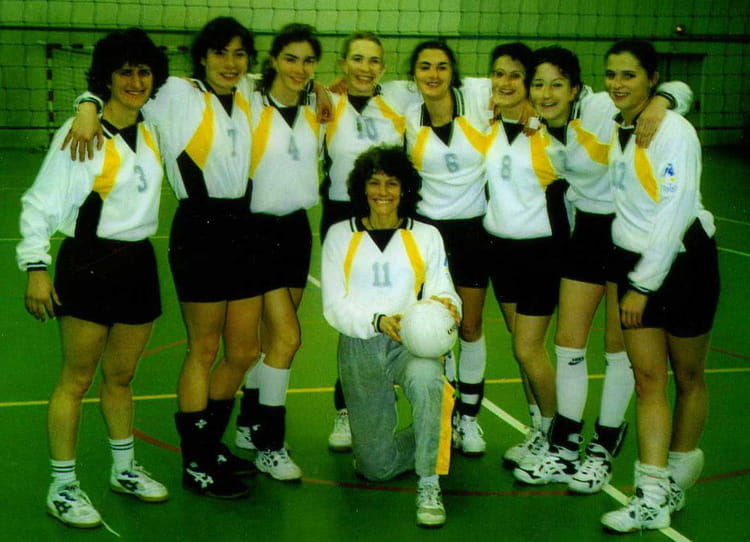 Photo de classe La N2 ? filles à l'US Talence volley-ball de 1997, UST ...