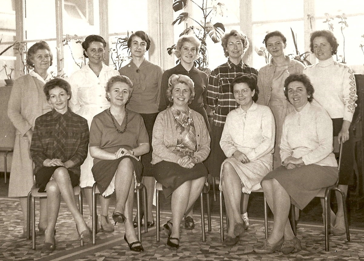 Photo de classe 1962-1963...Equipe pédagogique de l'Ecole de Filles ...