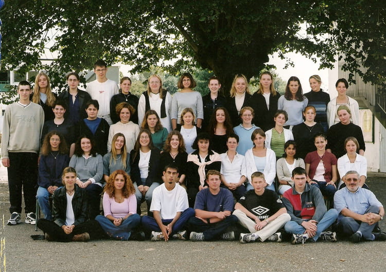 Photo de classe 1e BAC PRO Commerce de 2000, Lycée Jeanne D'arc Saint-ivy - Copains d'avant