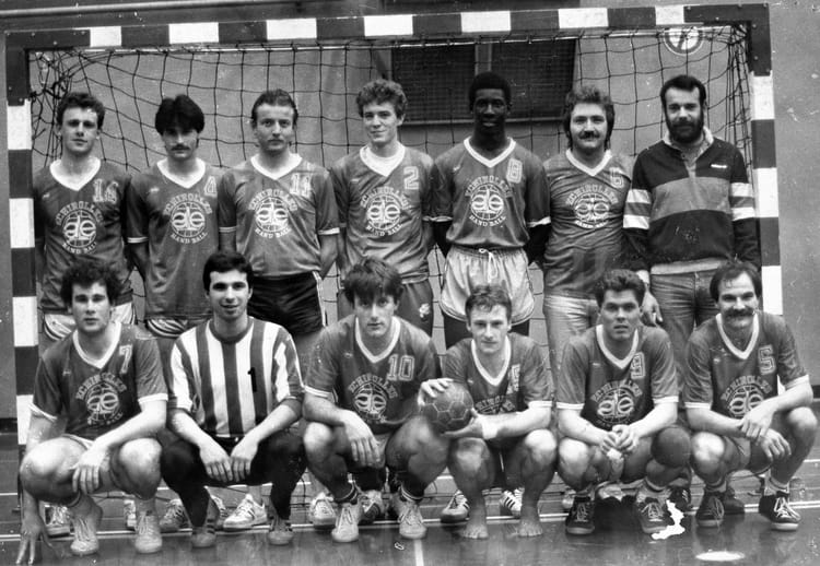 Photo de classe ALE Hand Ball 1985 de 1985, ALE HANDBALL - Copains d'avant
